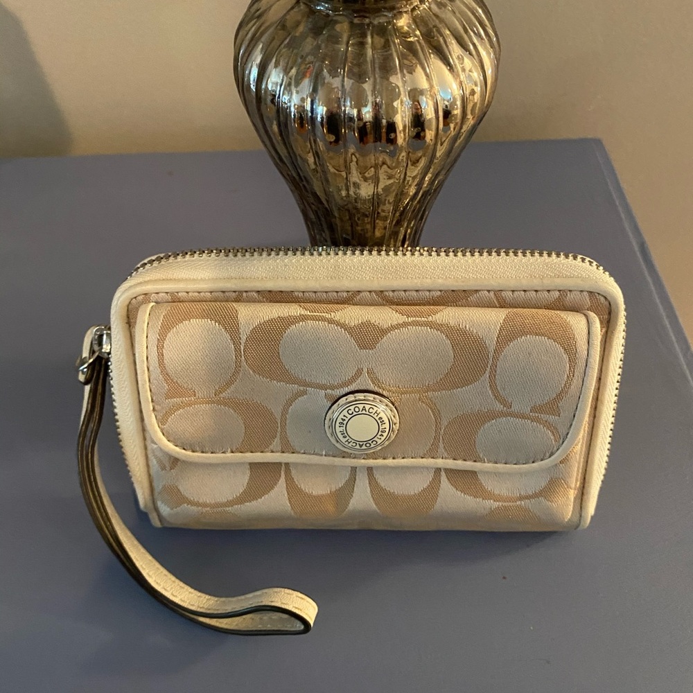 Coach Small Signature Wristlet - Gem